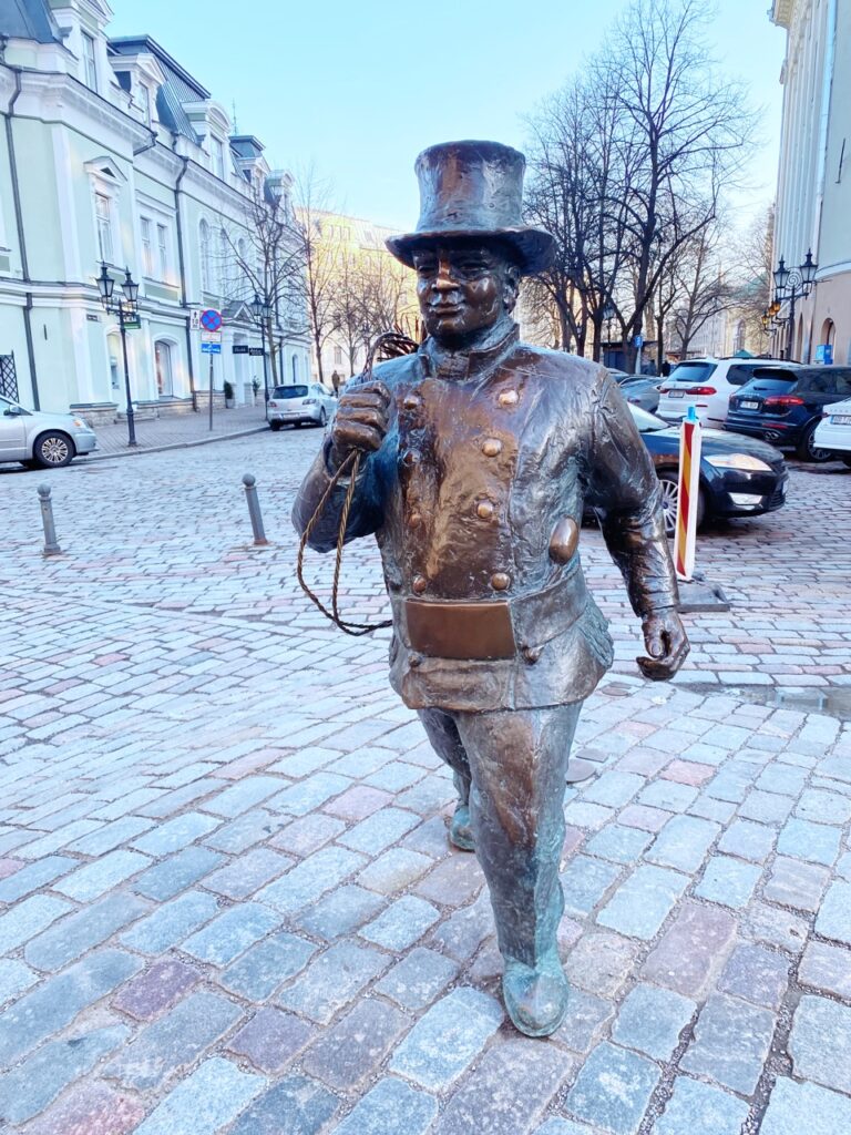 Unusual Statues in Tallinn ⋆ Lifeguin