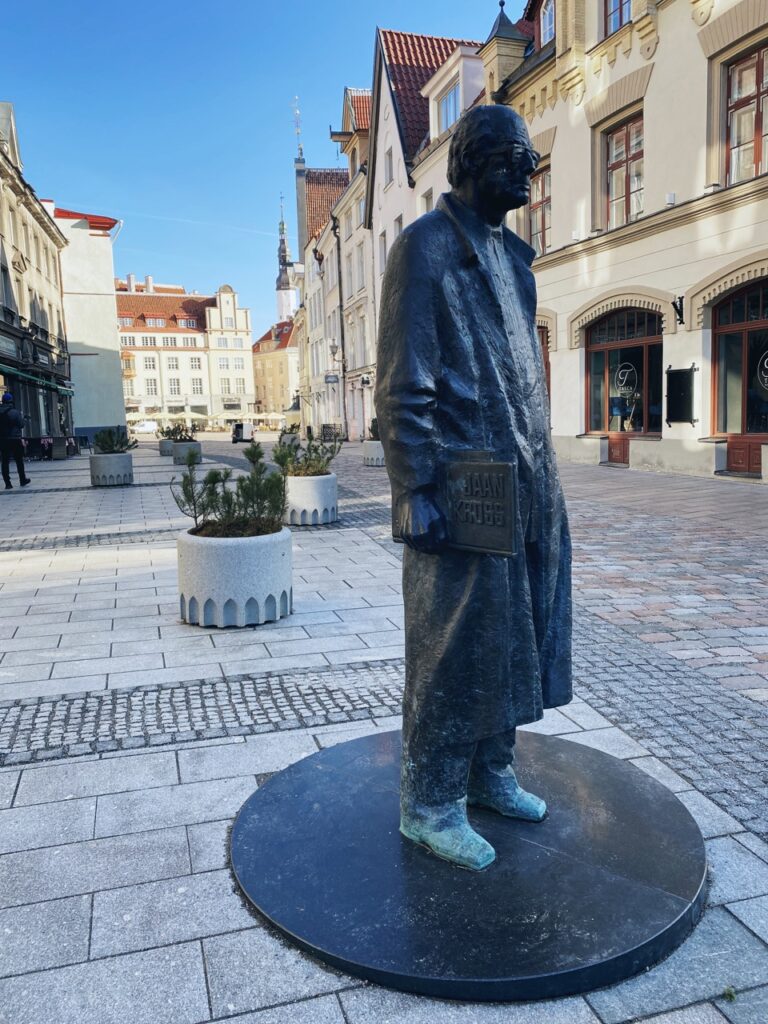 Unusual Statues in Tallinn ⋆ Lifeguin